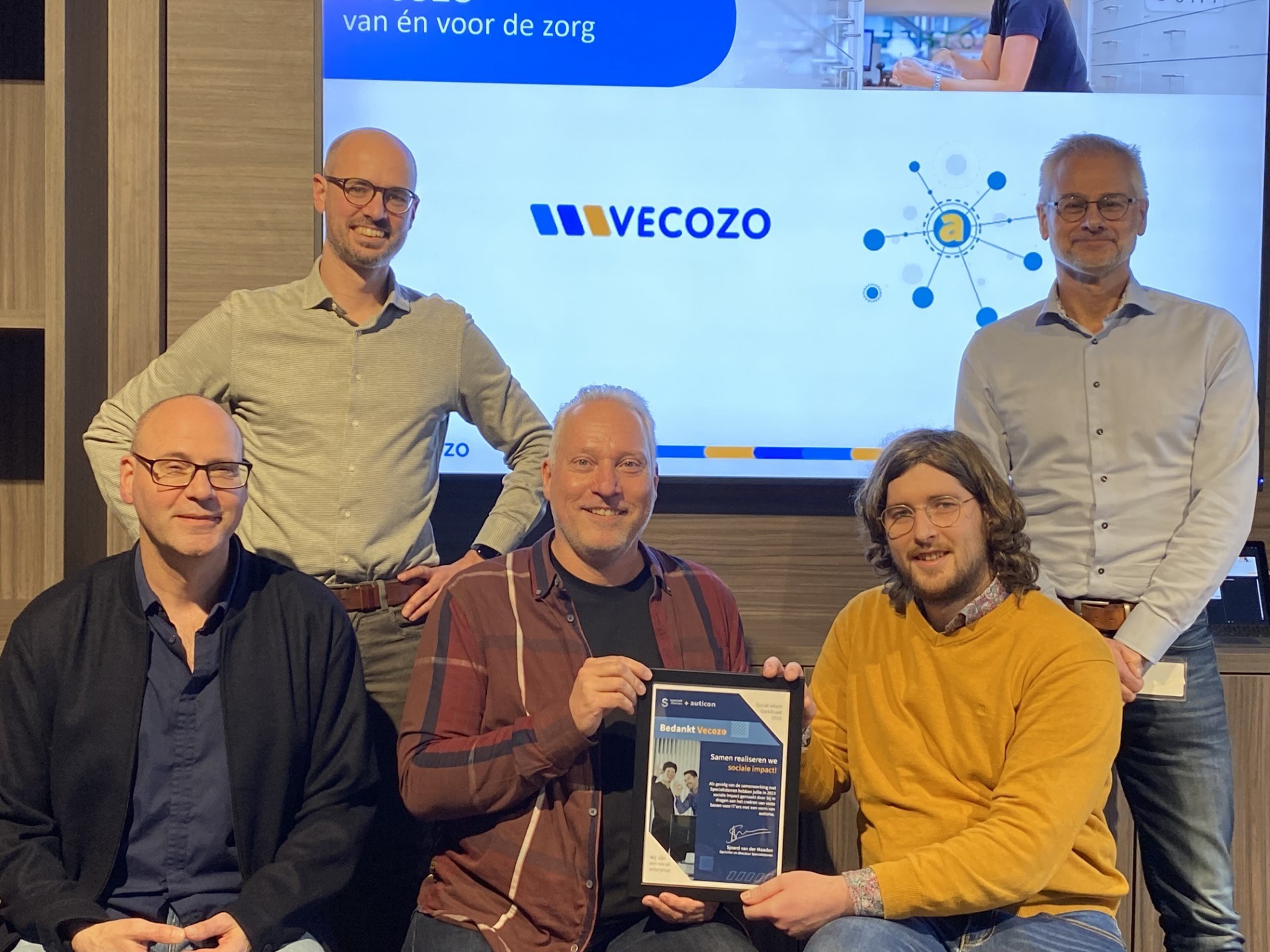 Auticon reikt social return certificaat 2023 uit aan VECOZO